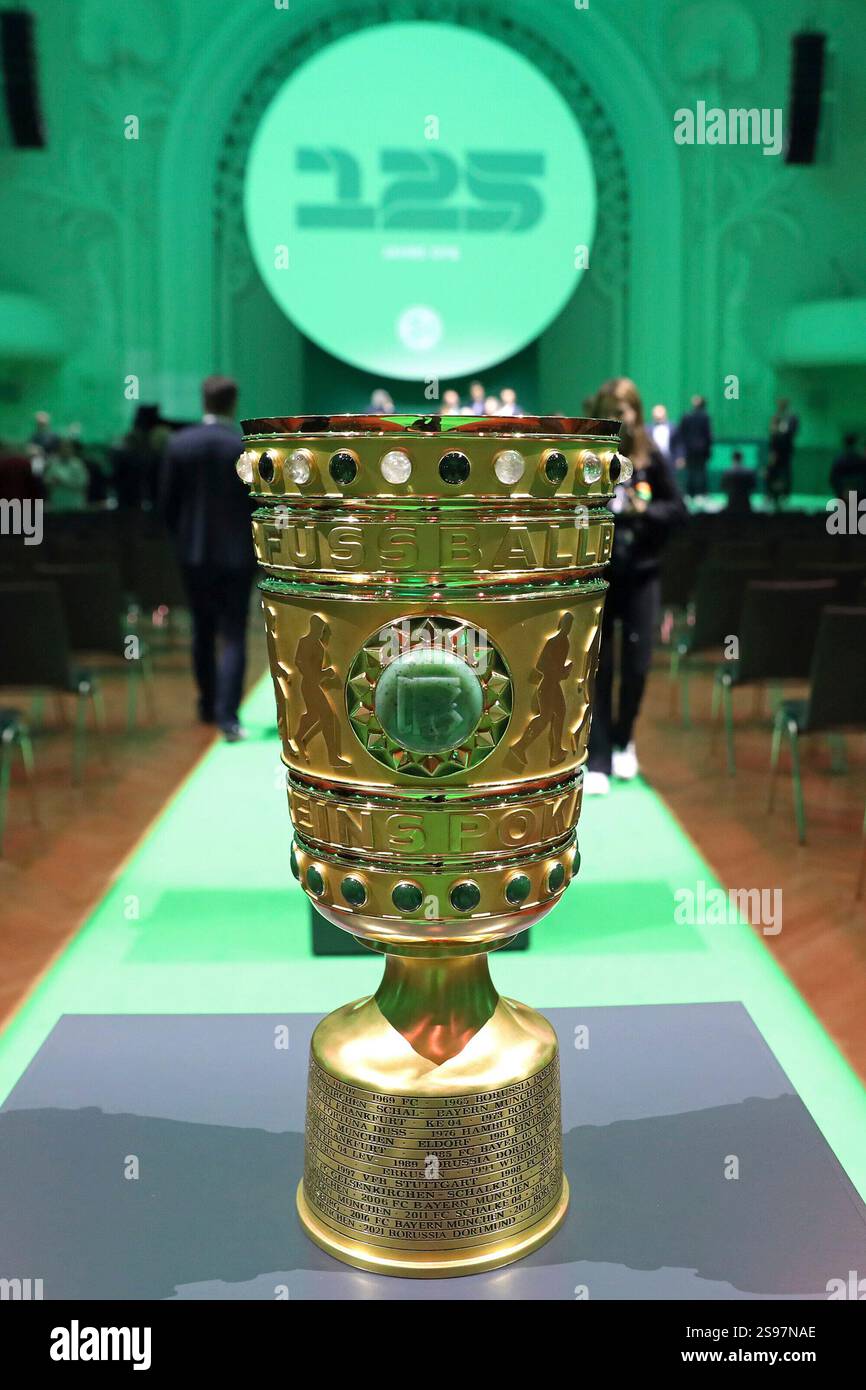 Der DFB-Pokal, Troph?e. Festakt zum 125-j?hrigen Jubil?um des DFB am 24.01.25 in der ...