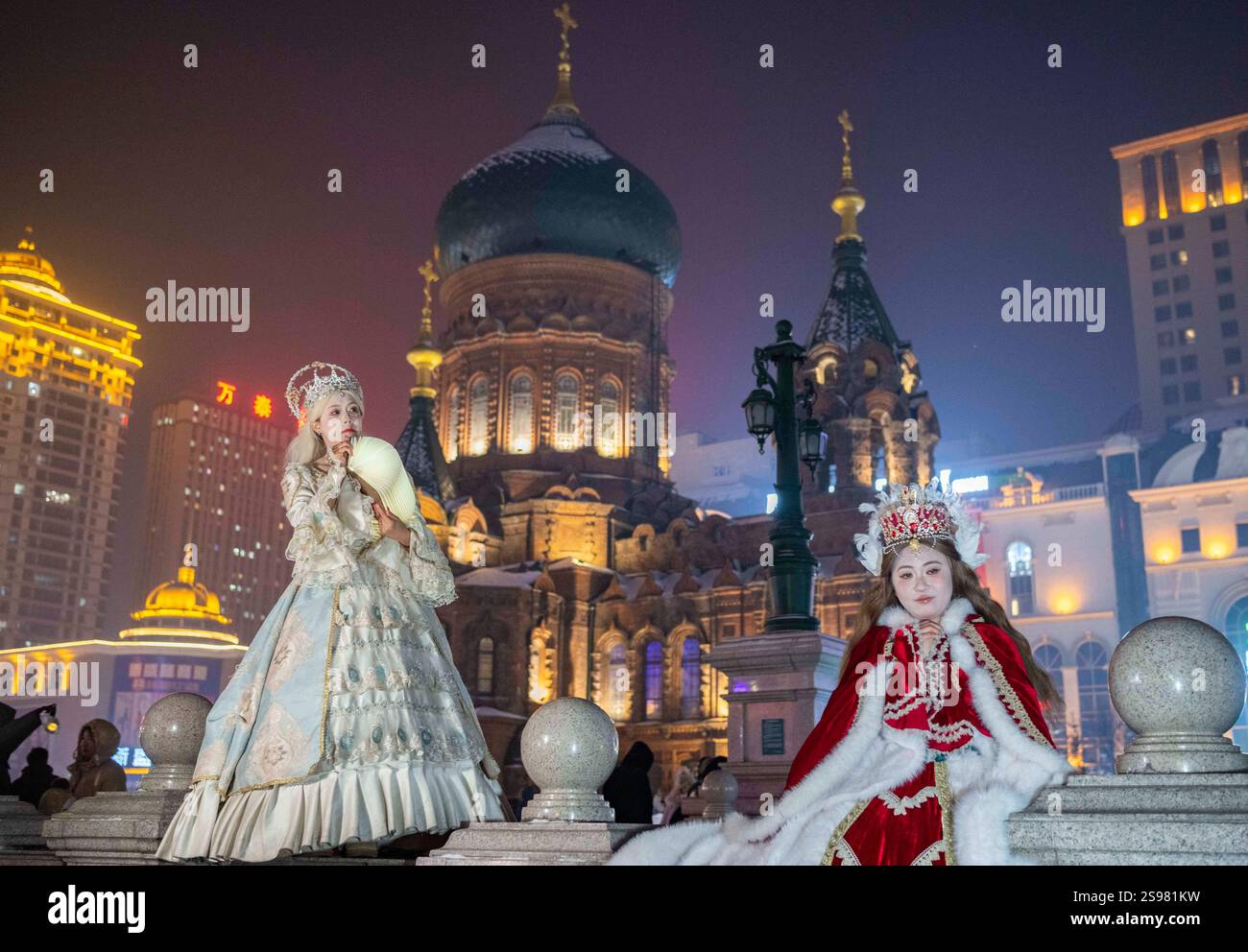 (250125) -- HARBIN, Jan. 25, 2025 (Xinhua) -- Tourists in costumes pose ...