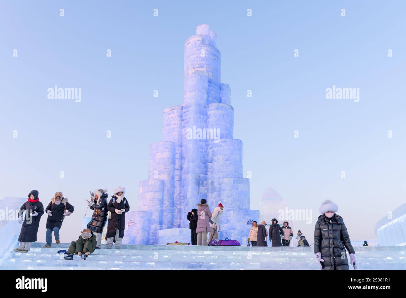 (250125) -- HARBIN, Jan. 25, 2025 (Xinhua) -- Tourists have fun at the ...