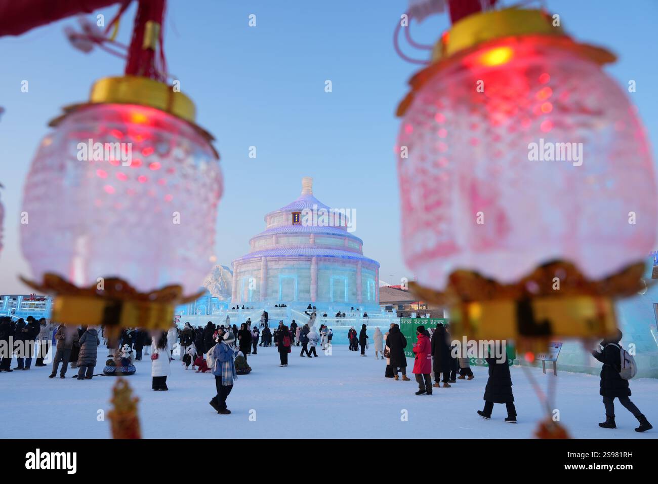 (250125) -- HARBIN, Jan. 25, 2025 (Xinhua) -- Tourists have fun at the ...