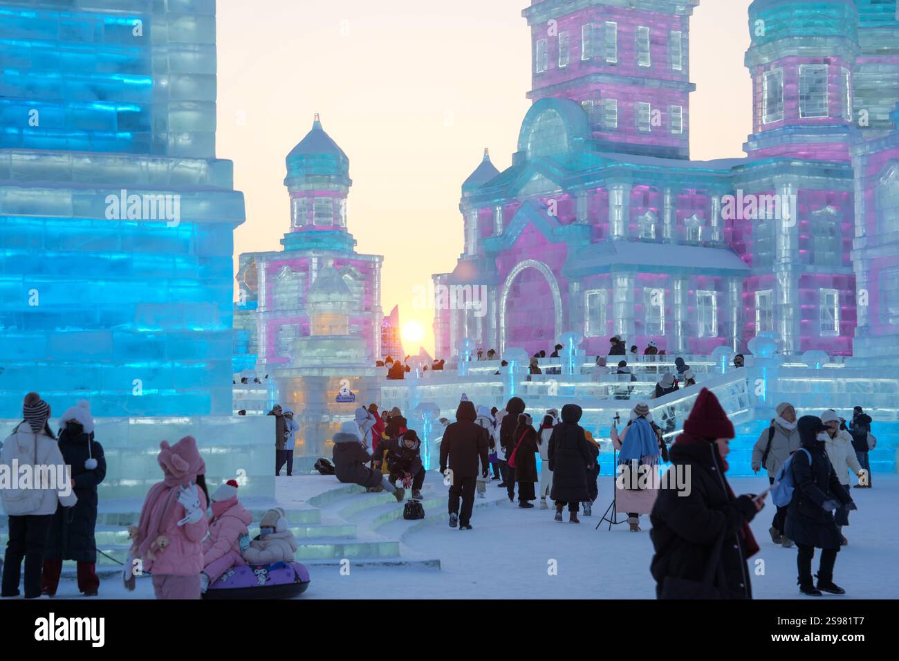 (250125) -- HARBIN, Jan. 25, 2025 (Xinhua) -- Tourists have fun at the ...