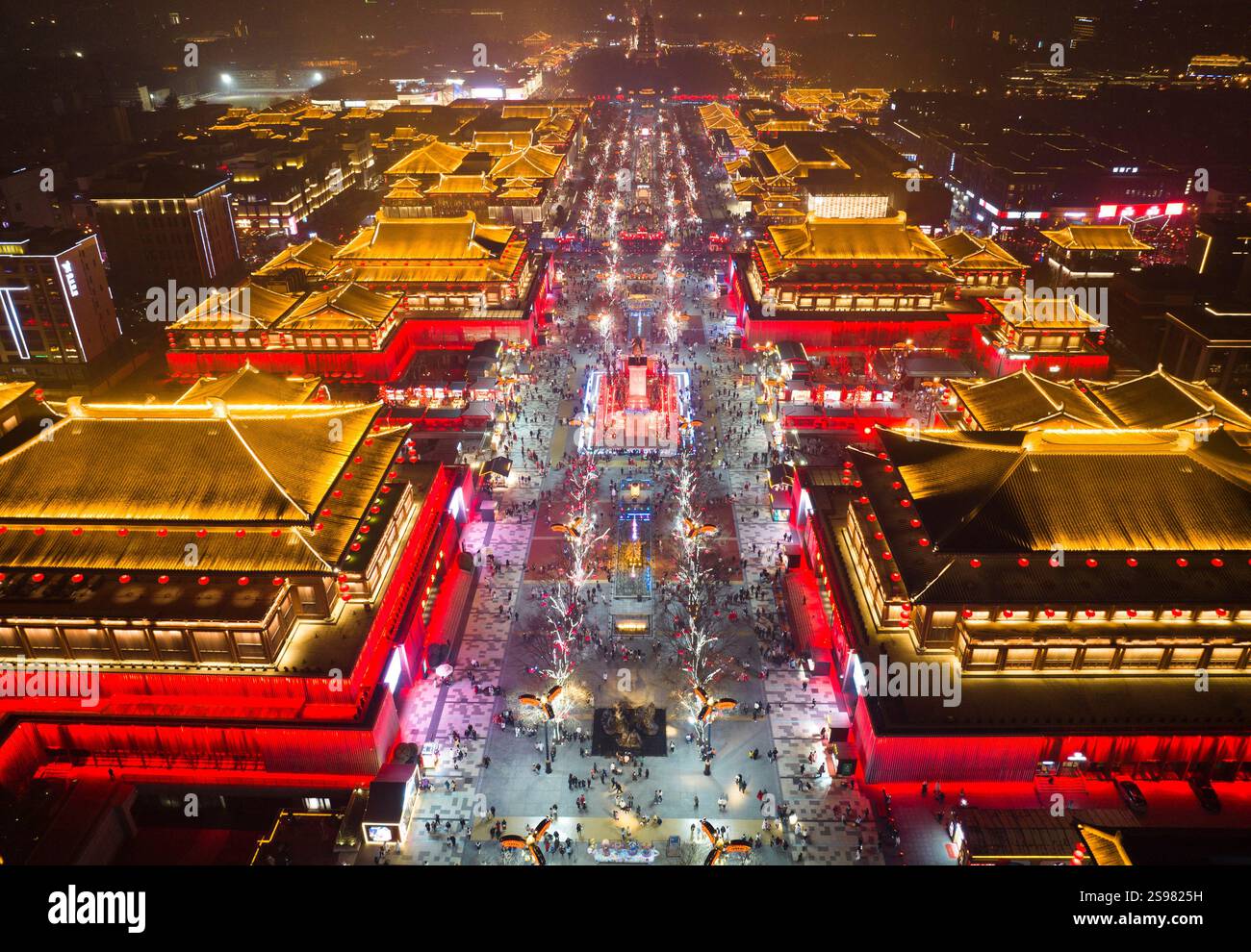 (250125) -- XI'AN, Jan. 25, 2025 (Xinhua) -- An aerial drone photo ...