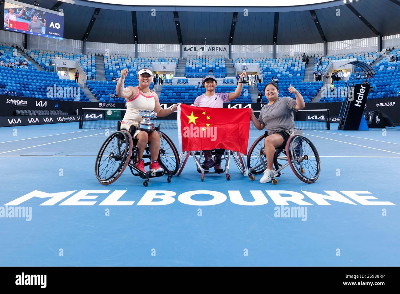 (250125) -- BEIJING, Jan. 25, 2025 (Xinhua) -- Wang Ziying (R)/Li ...