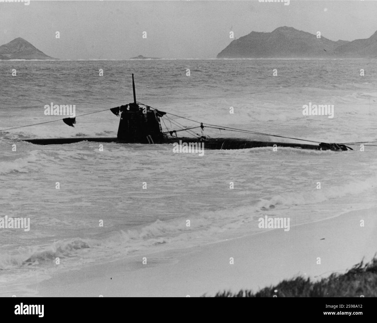 HA-19 Japanese midget submarine grounded on an Oahu Beach, December ...