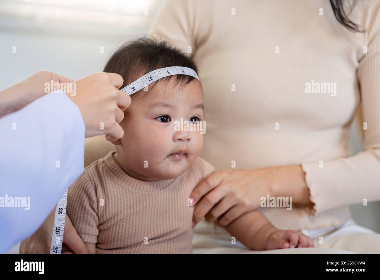 Measuring baby head circumference during a pediatric checkup Stock ...