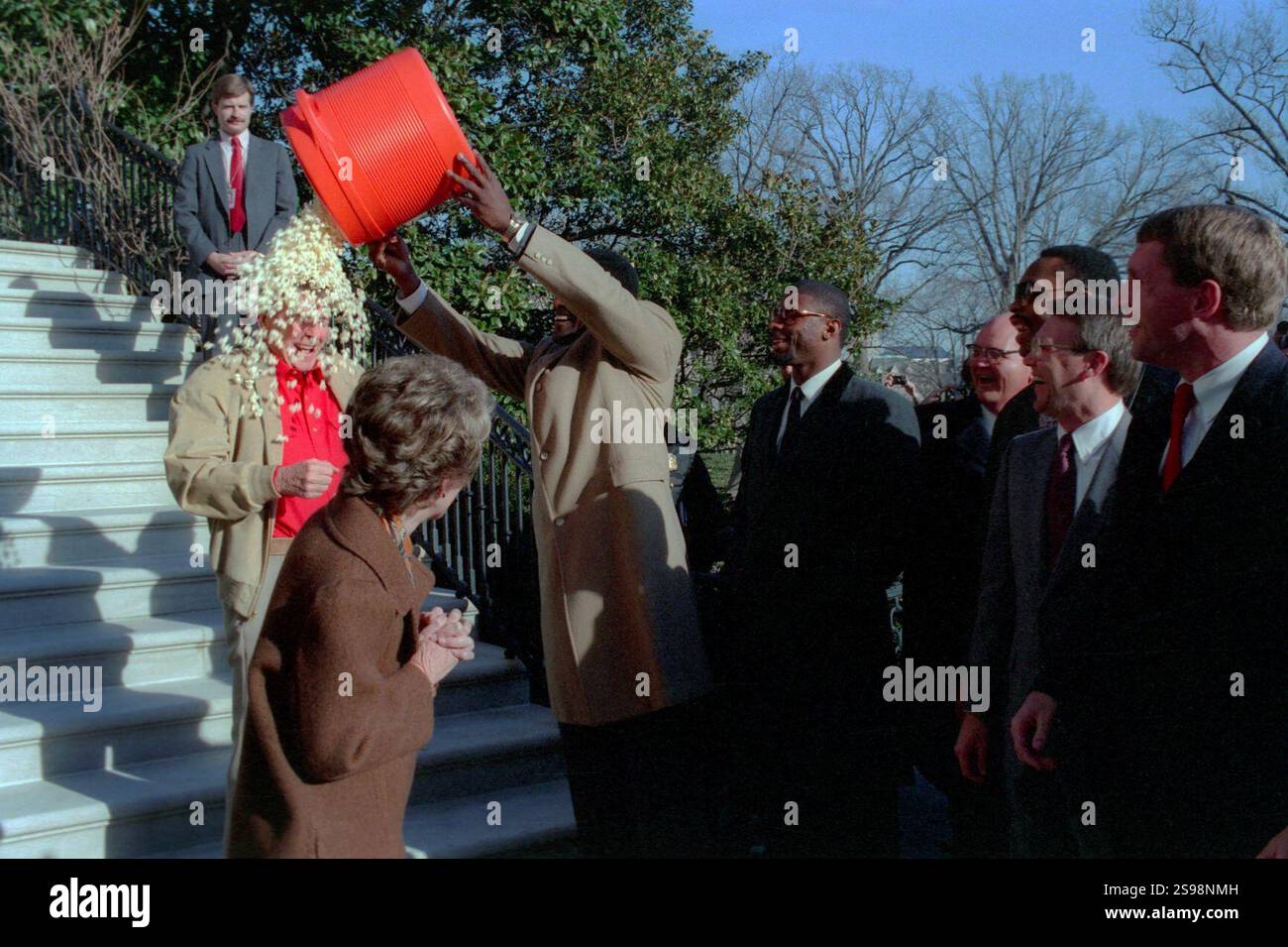Harry Carson dumping popcorn on President Ronald Reagan Stock Photo - Alamy