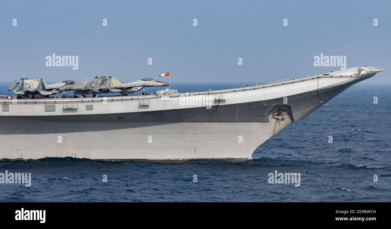 He Indian navy Kiev-class aircraft carrier INS Vikramaditya (R 33 ...