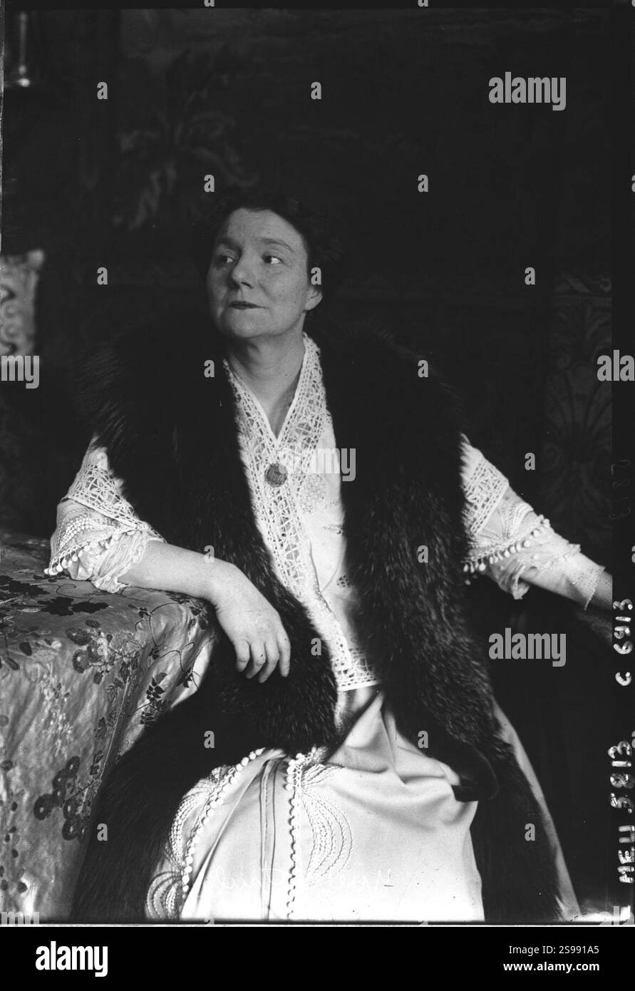 Yvette Guilbert 1910 Stock Photo - Alamy