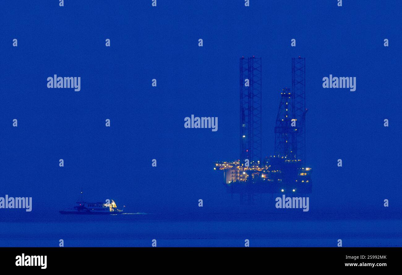 25 January 2025, Mecklenburg-Western Pomerania, Ahlbeck: A drilling ...