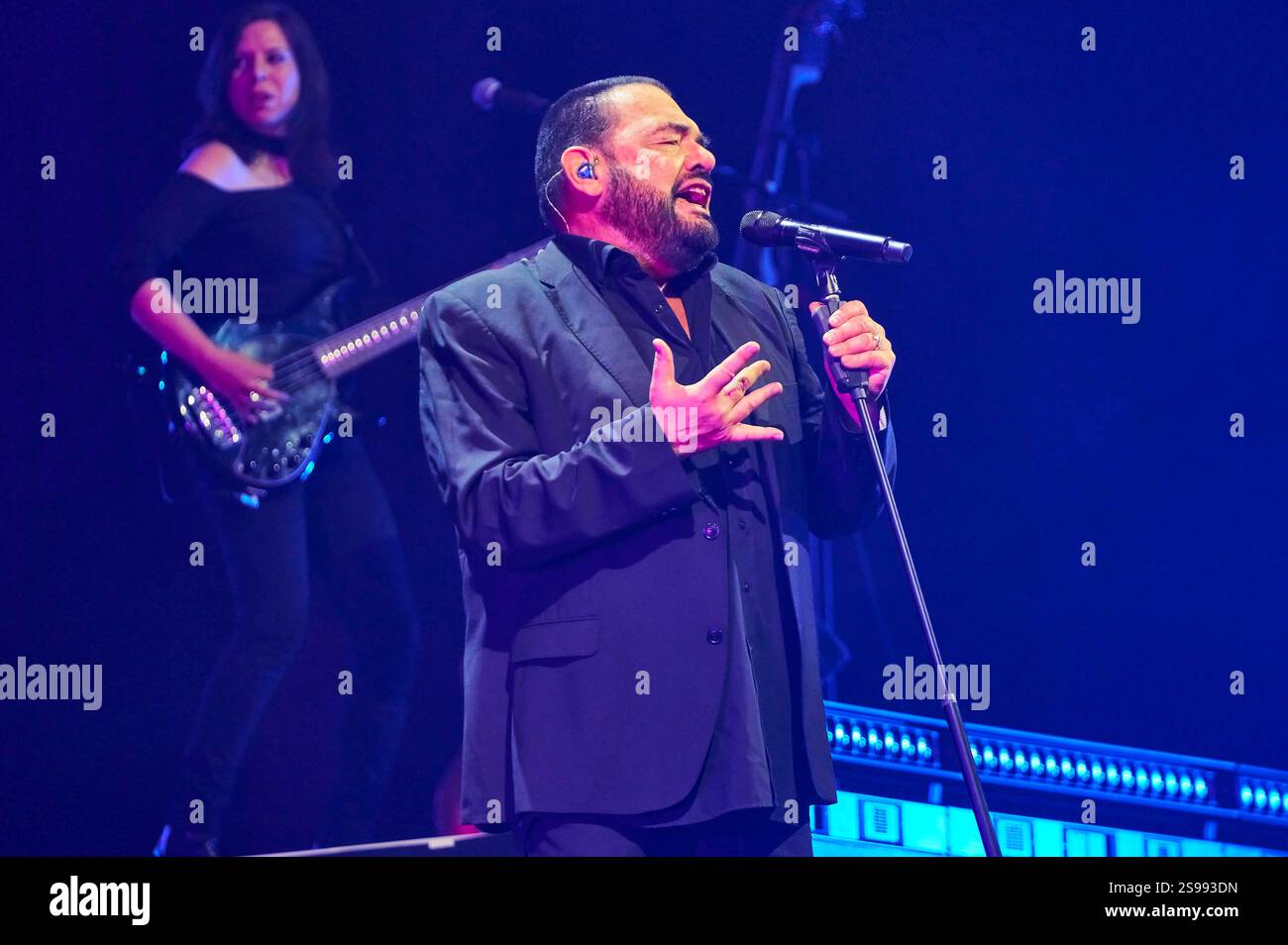 Alexandra Merl und Marian Gold von Alphaville live bei einem Konzert ...