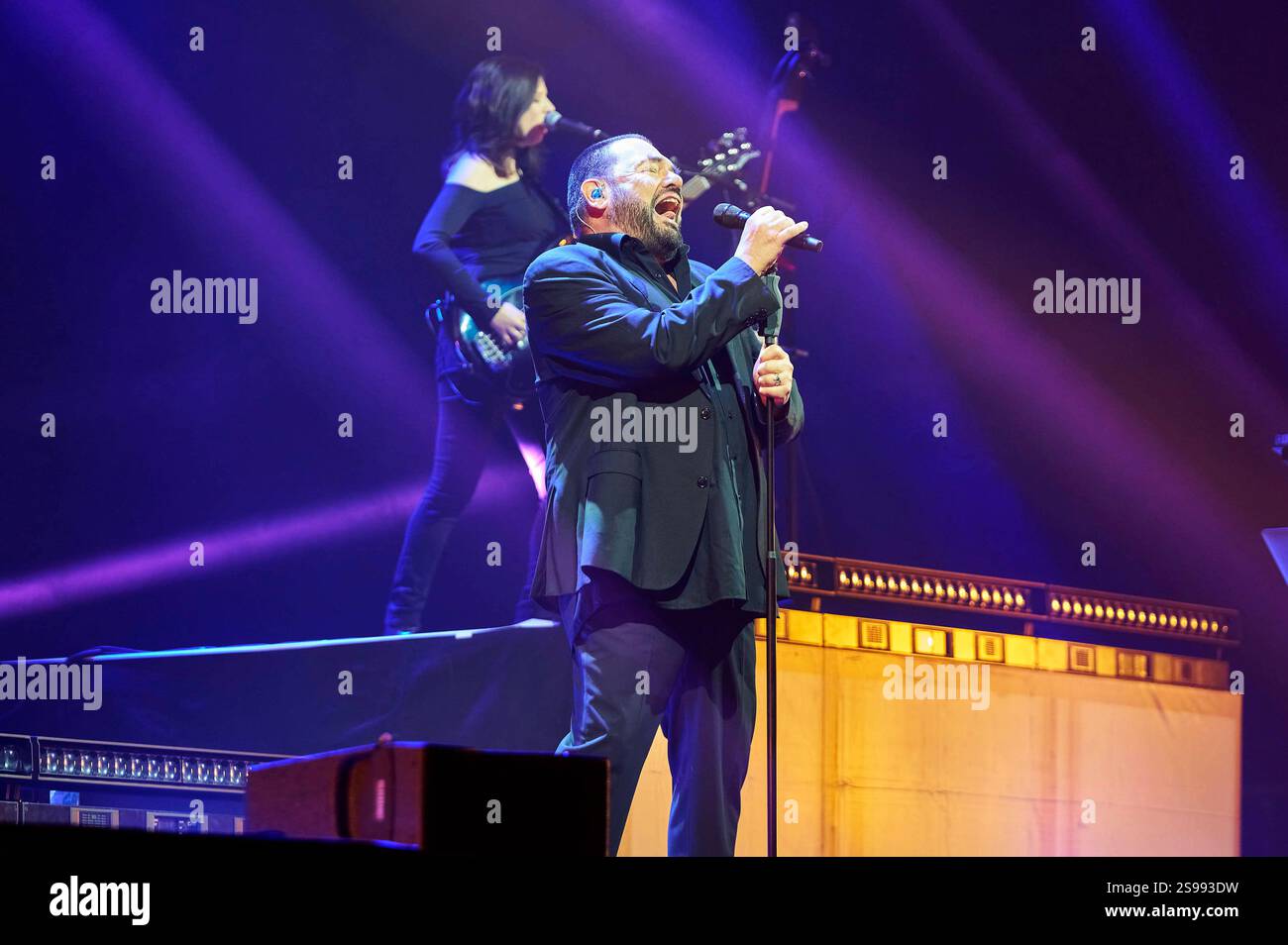 Alexandra Merl und Marian Gold von Alphaville live bei einem Konzert ...