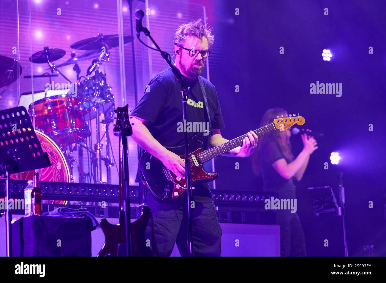 David Goodes von Alphaville live bei einem Konzert der Forever Live ...