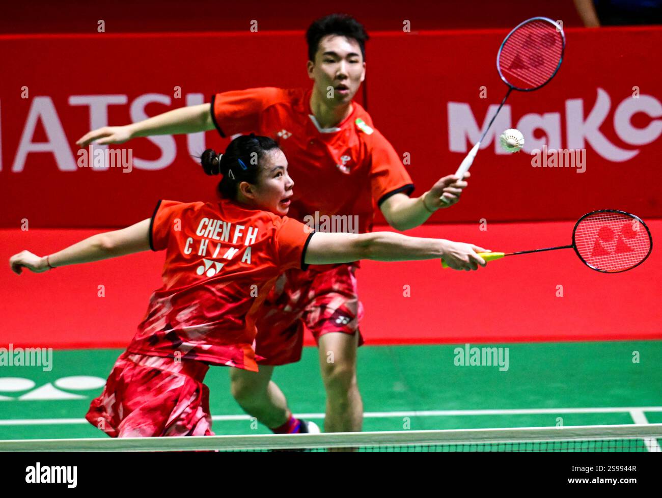(250125) -- JAKARTA, Jan. 25, 2025 (Xinhua) -- Guo Xinwa(back)/Chen Fanghui compete during the ...