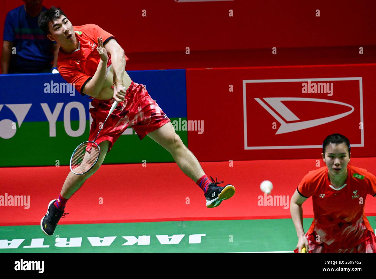 (250125) -- JAKARTA, Jan. 25, 2025 (Xinhua) -- Guo Xinwa(L)/Chen Fanghui compete during the ...