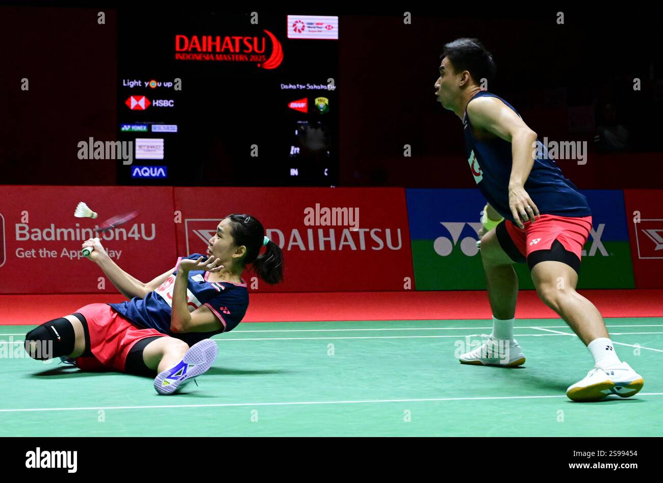 (250125) -- JAKARTA, Jan. 25, 2025 (Xinhua) -- Dechapol Puavaranukroh/Supissara Paewsampran(L ...