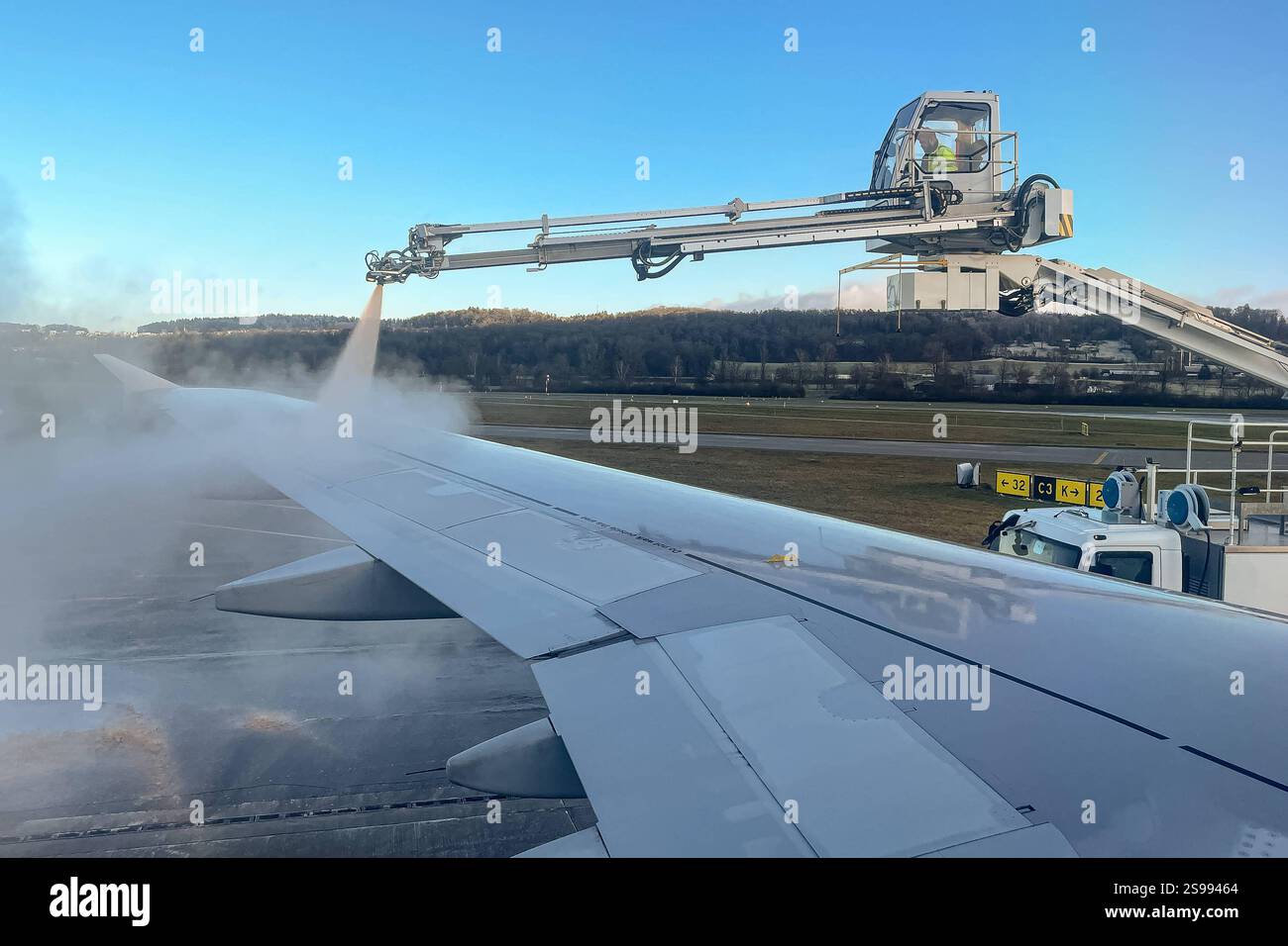 Flugzeug Enteisung, Symbolbild für Eis entfernen, Enteisung, Flugzeug ...