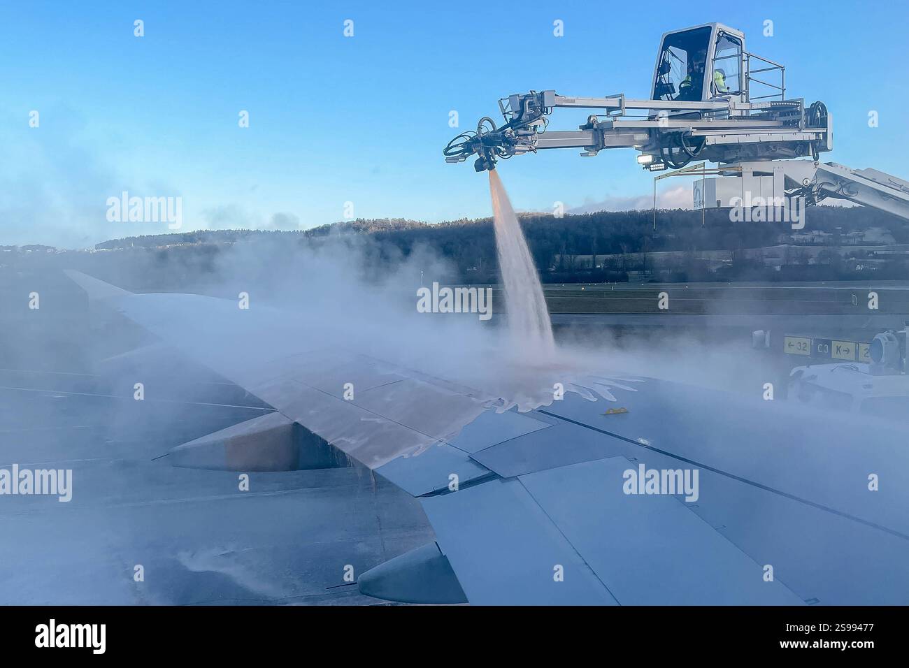 Flugzeug Enteisung, Symbolbild für Eis entfernen, Enteisung, Flugzeug ...