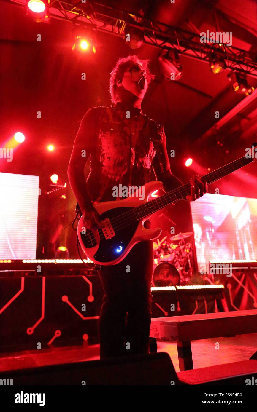 Justin Morrow von der Band Motionless in White bei einem Konzert in der ...