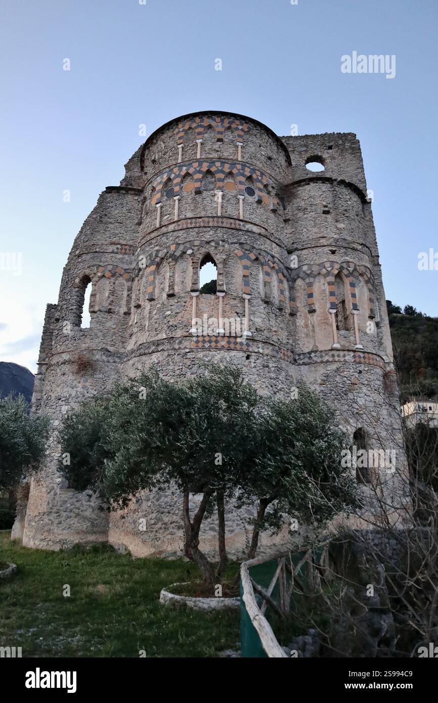 Pontone - Absidi della Basilica di Sant'Eustachio dal giardino Stock ...