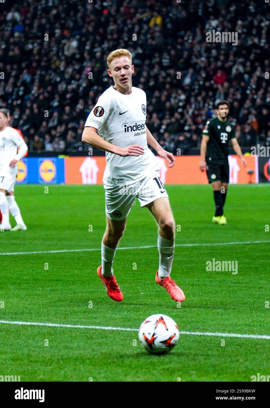 Hugo Larsson (Eintracht Frankfurt, #16) am Ball, GER, Eintracht ...