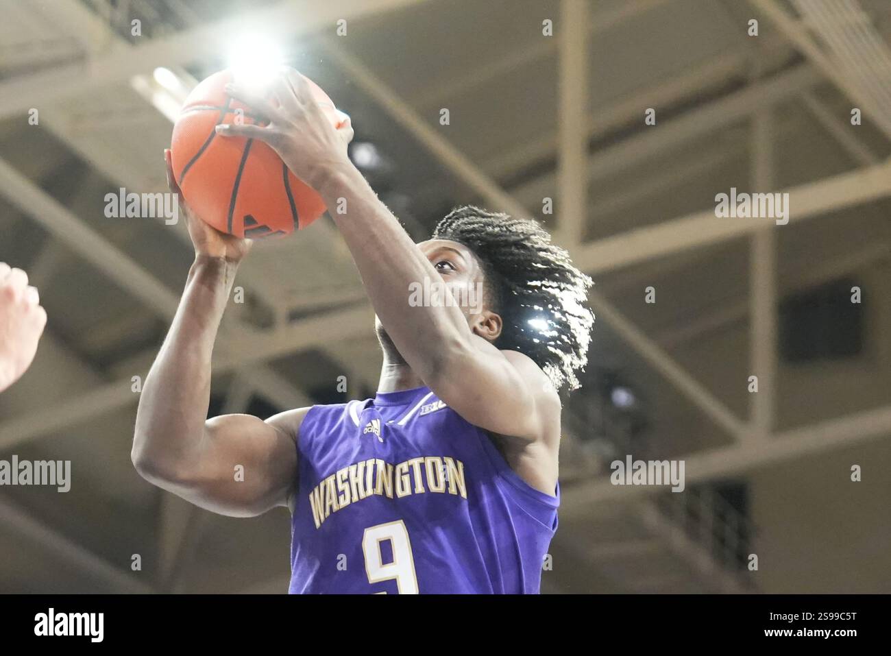 Washington Huskies guard Zoom Diallo (9) drives for a layup during the ...