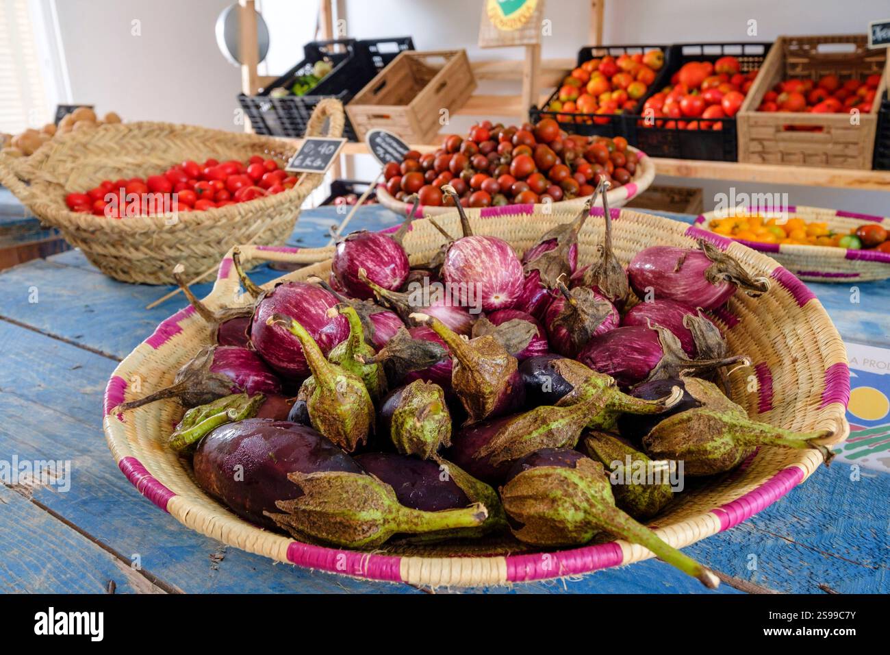 sale of native fruits and vegetables, Mercat Pagès, Center Artesà ...