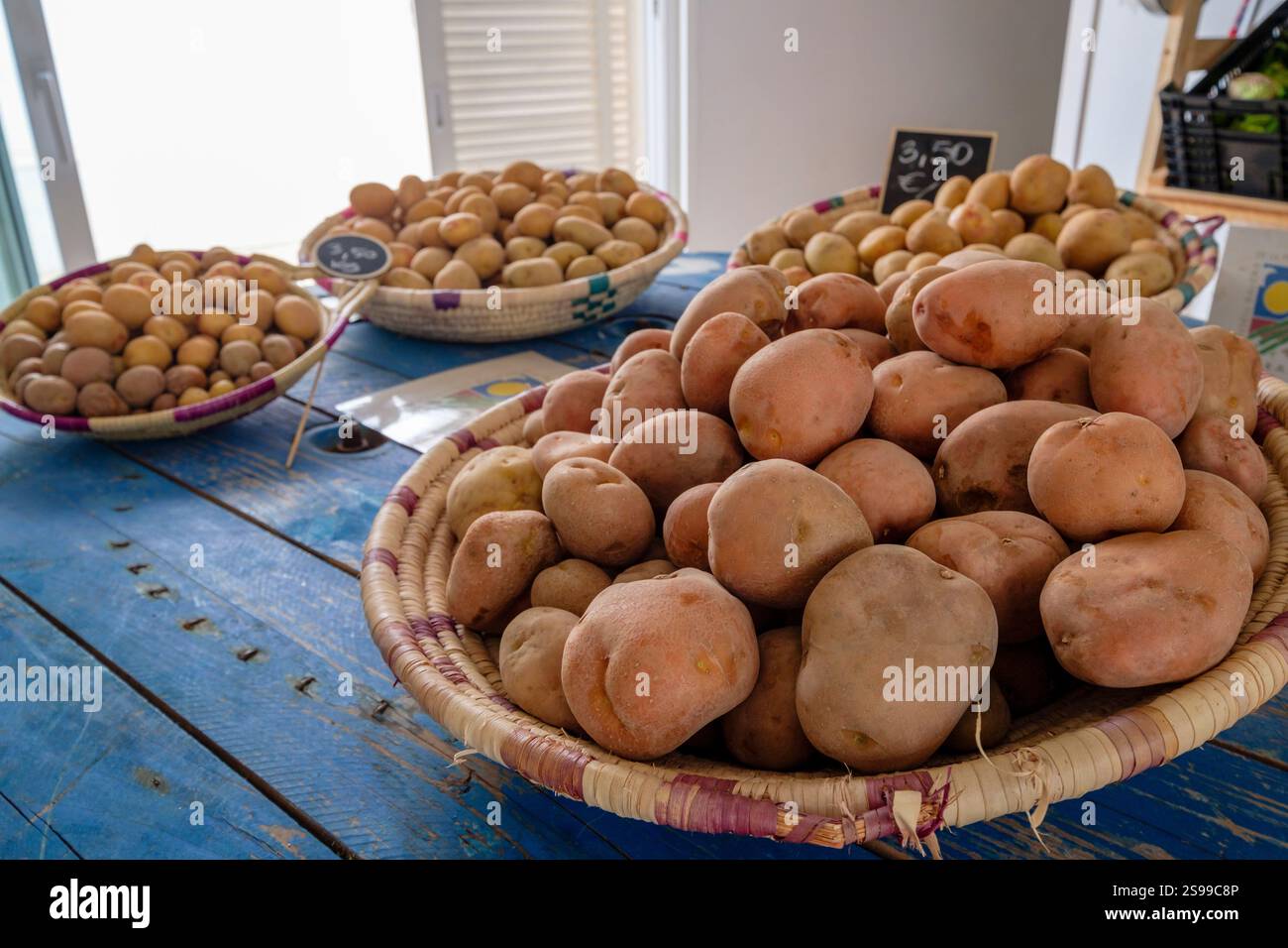 sale of native fruits and vegetables, Mercat Pagès, Center Artesà ...