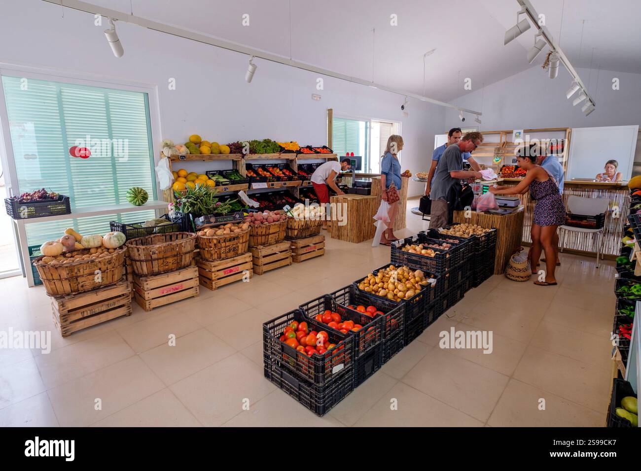 sale of native fruits and vegetables, Mercat Pagès, Center Artesà ...