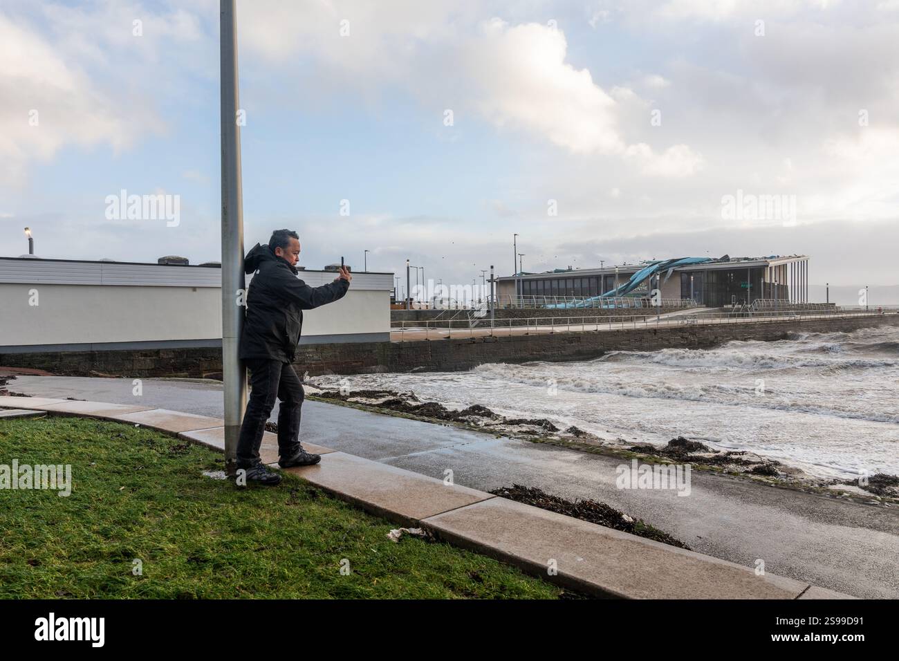 Helensburgh, Scotland, 24th Jan 2025. Local man records destruction of ...