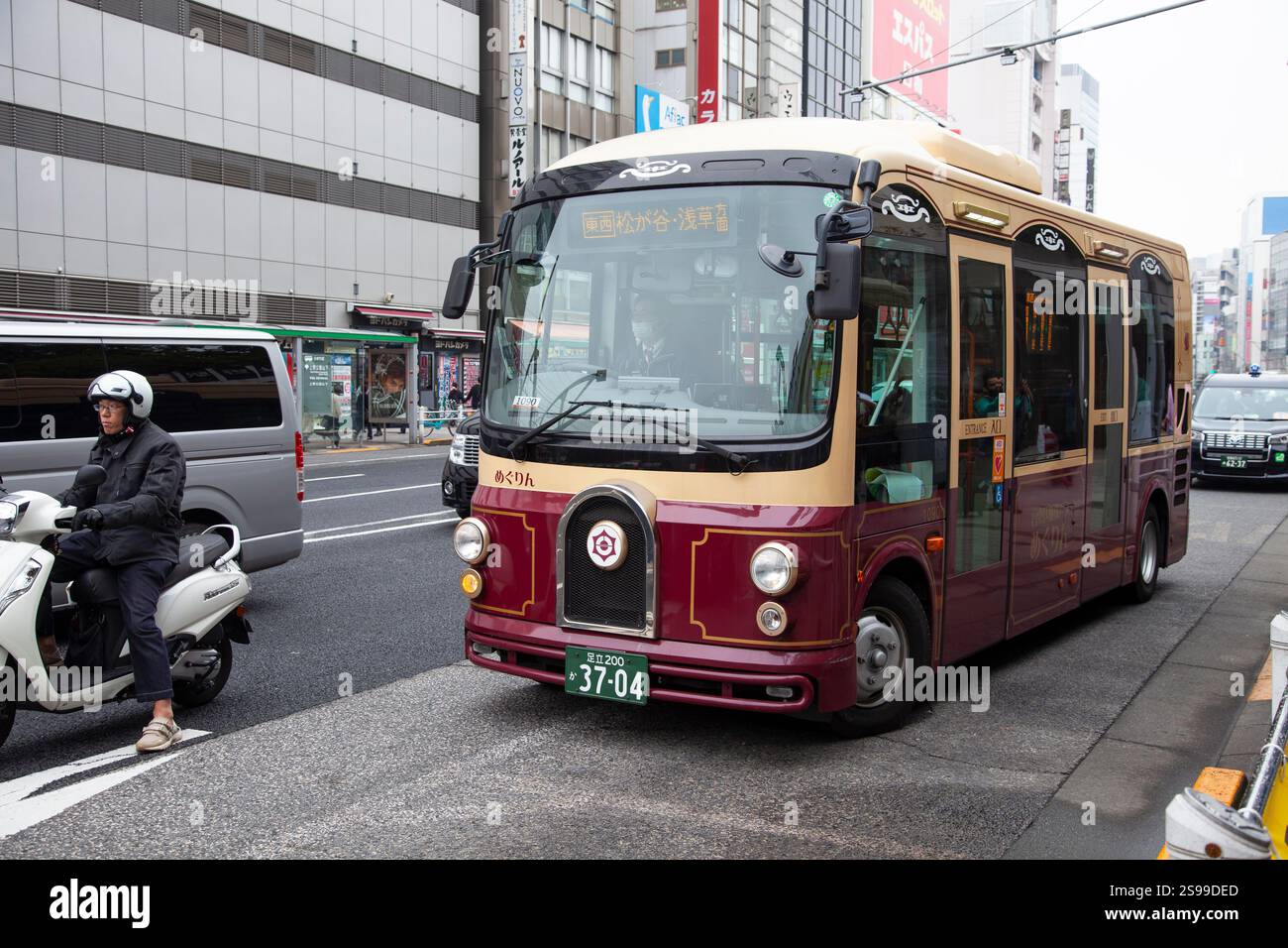 Roadside building in japanese hi-res stock photography and images - Alamy