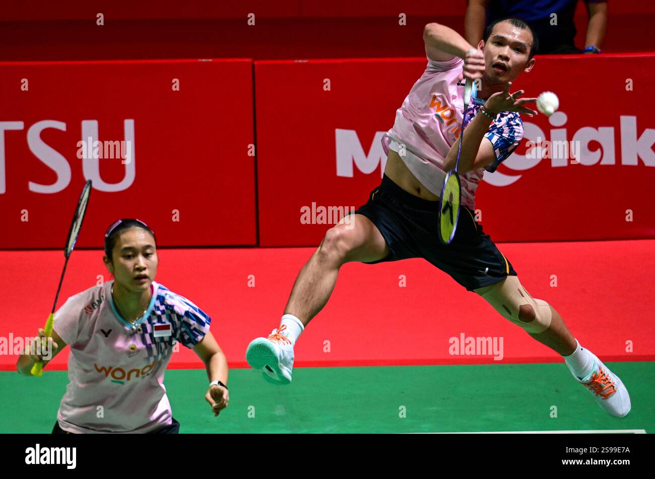 (250125) -- JAKARTA, Jan. 25, 2025 (Xinhua) -- Rinov Rivaldy (R)/Lisa ...