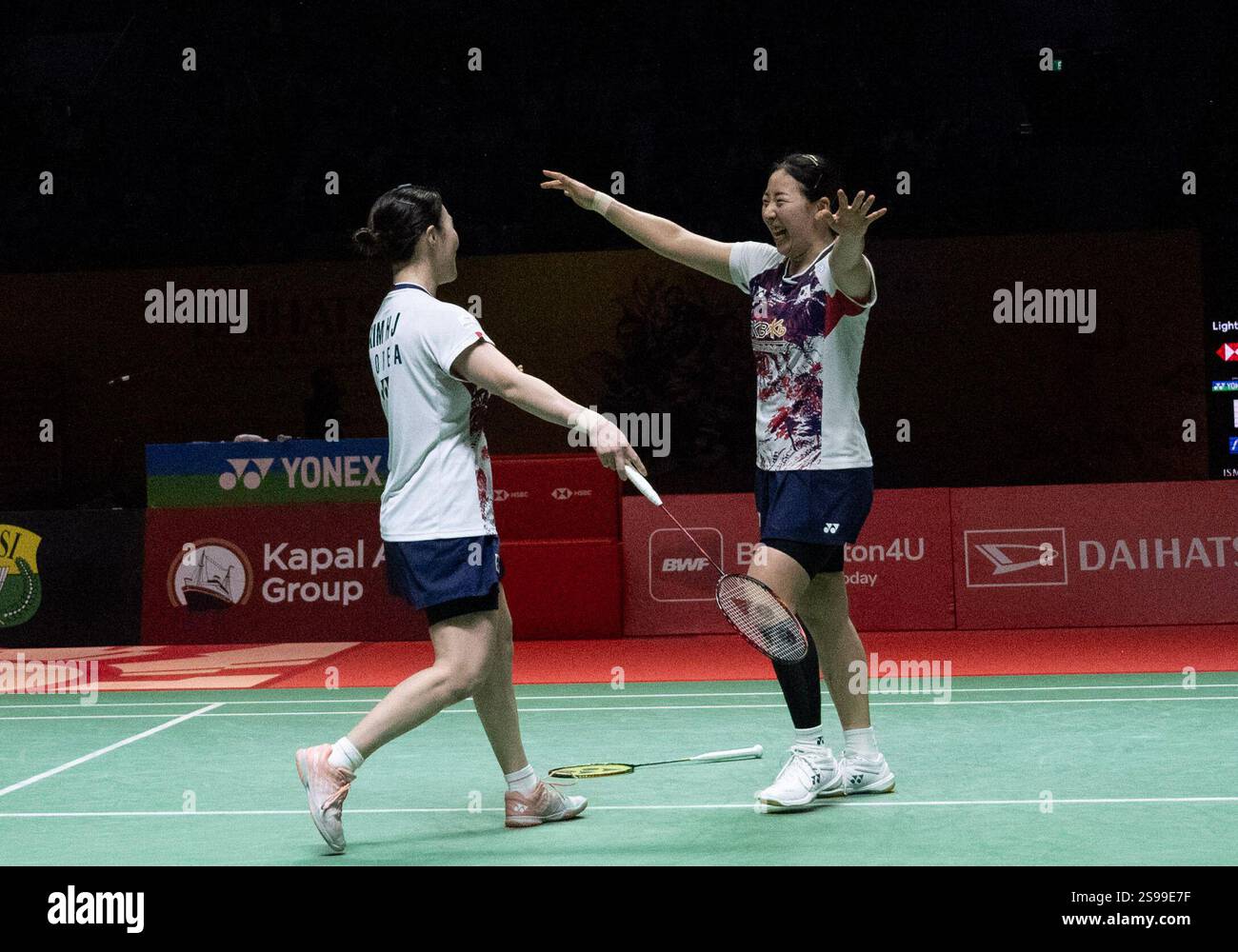 (250125) -- JAKARTA, Jan. 25, 2025 (Xinhua) -- Kim Hye Jeong (L)/Kong Hee Yong celebrate after ...