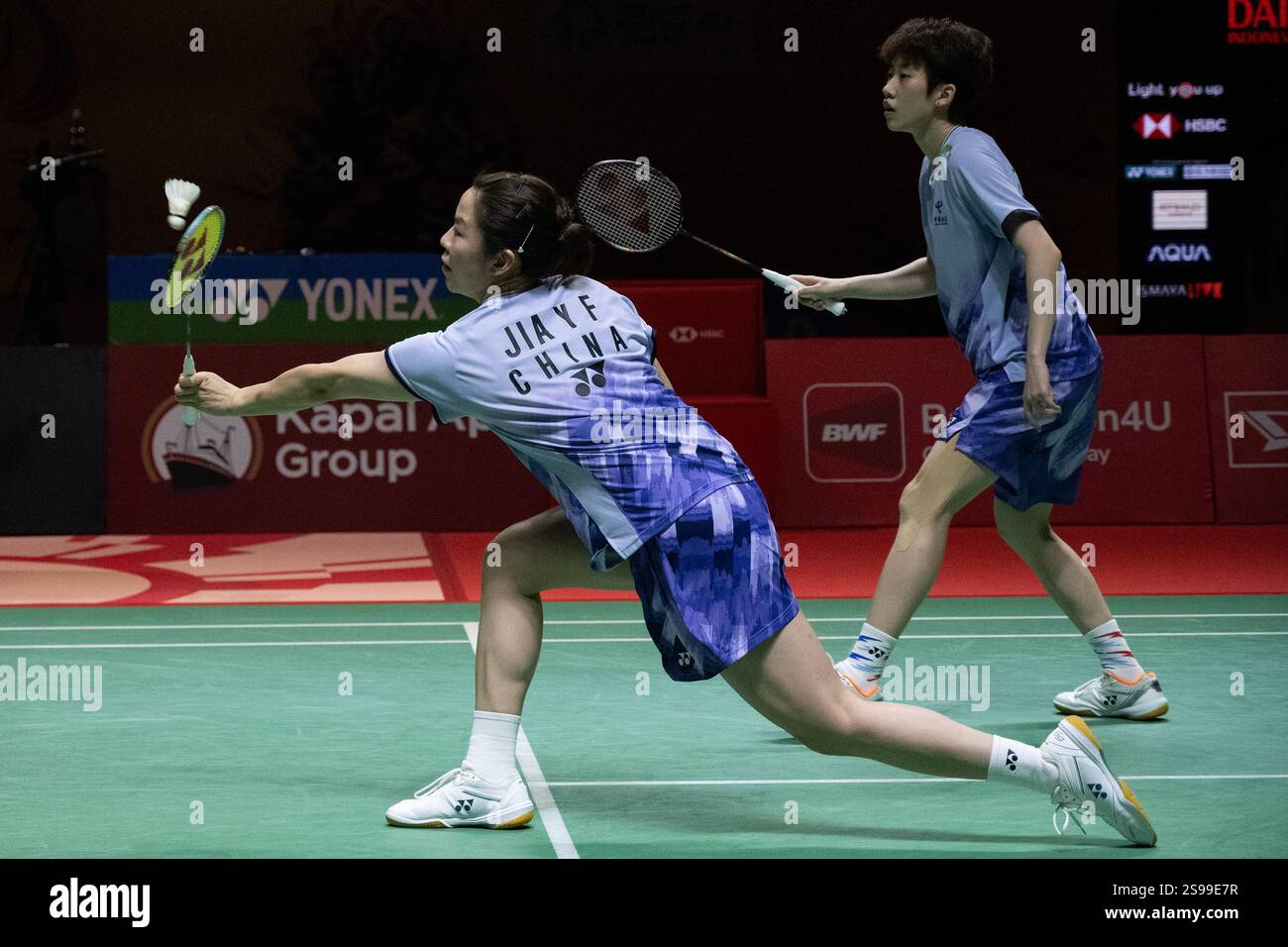 (250125) -- JAKARTA, Jan. 25, 2025 (Xinhua) -- Jia Yifan (L)/Zhang Shuxian compete during the ...
