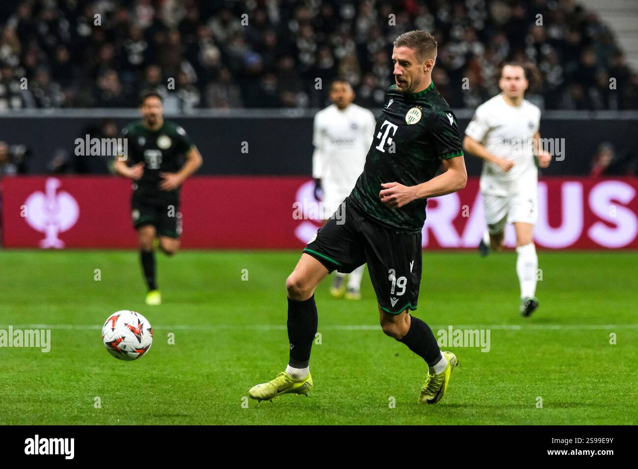 Barnabas Varga (Ferencvaros 19) am Ball, GER, Eintracht Frankfurt vs ...