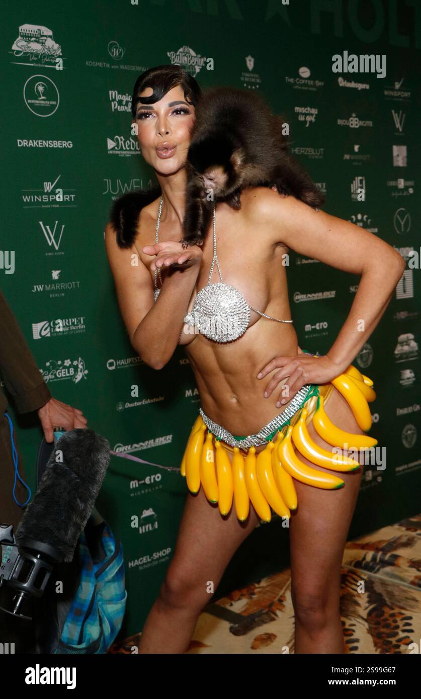 Micaela Schäfer als Josephine Baker bei der 07. Dschungelparty zum TV-Start von Ich bin ein Star ...