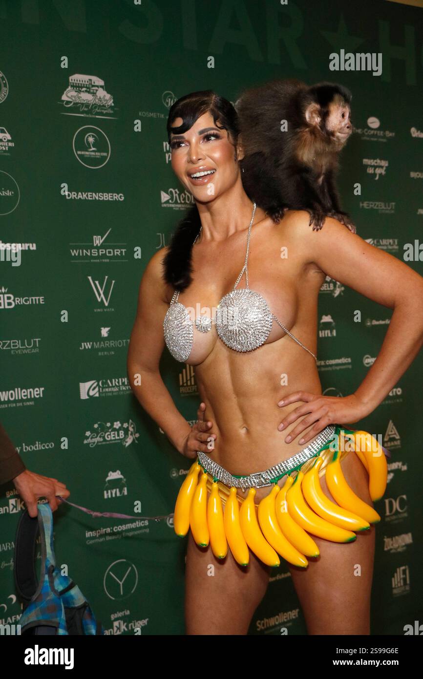 Micaela Schäfer als Josephine Baker bei der 07. Dschungelparty zum TV-Start von Ich bin ein Star ...