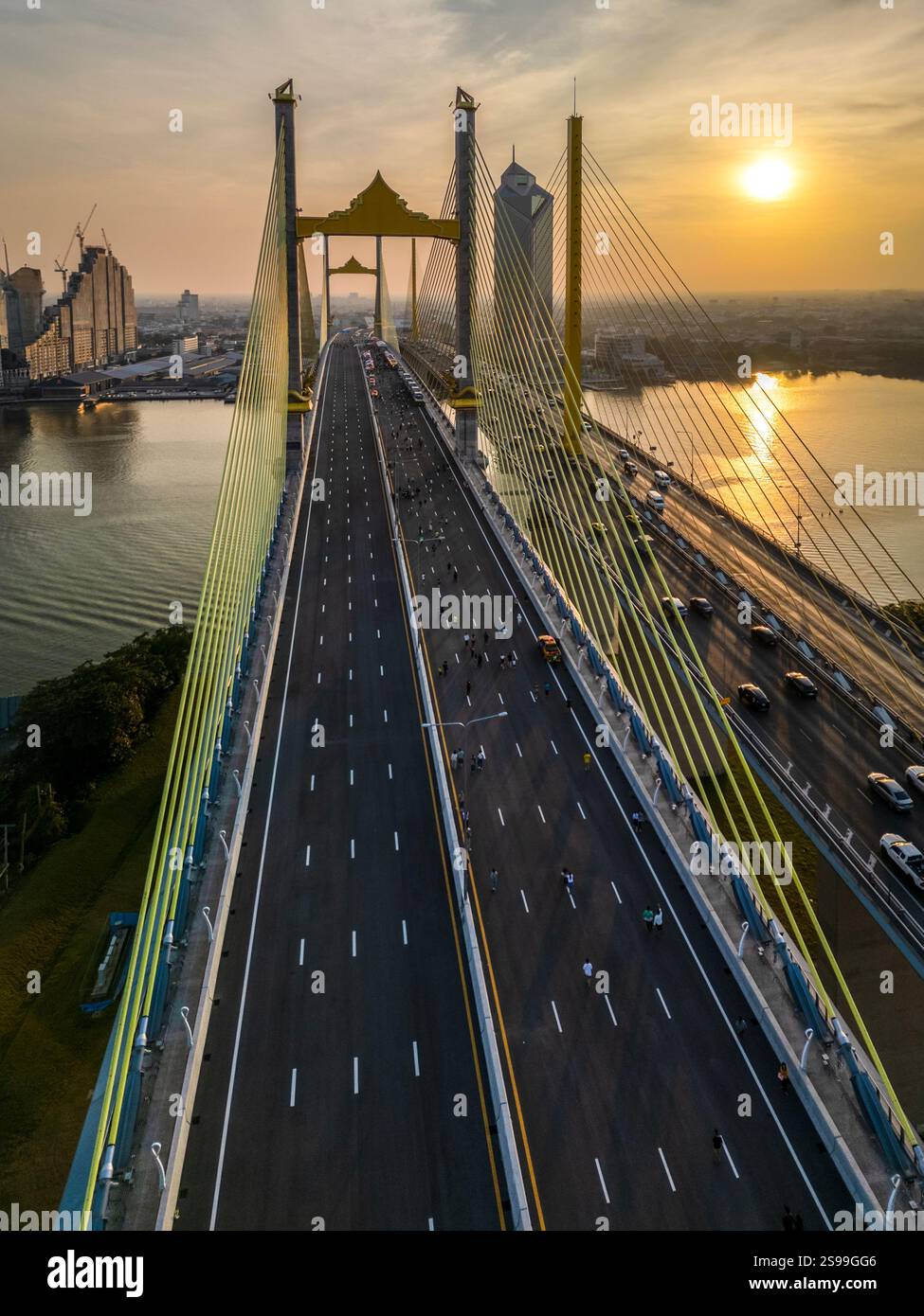Thotsamarachan Bridge (Rama IX Bridge) crossing Chao phraya river ...