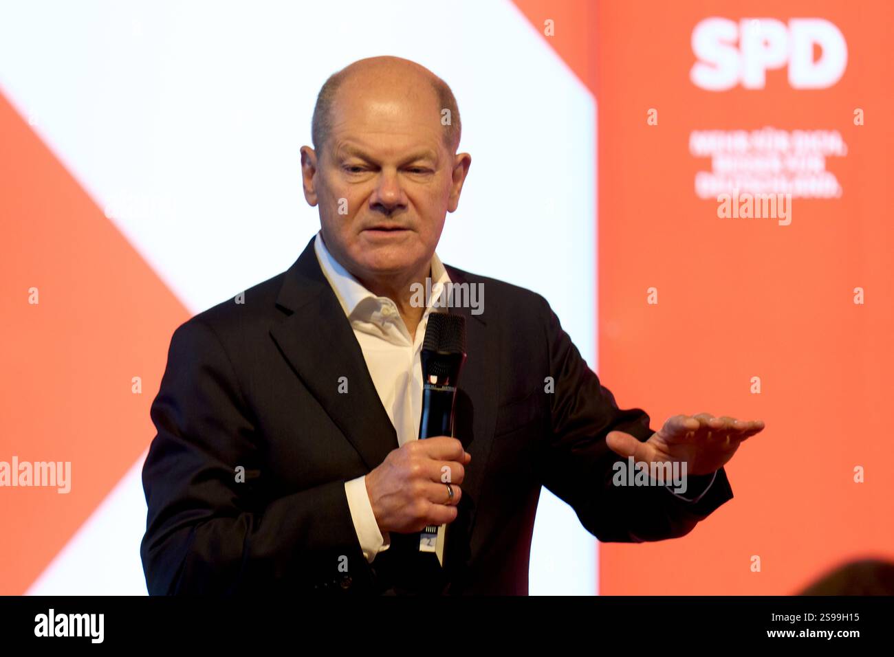 25 January 2025, Saarland, Saarbrücken: Federal Chancellor Olaf Scholz ...