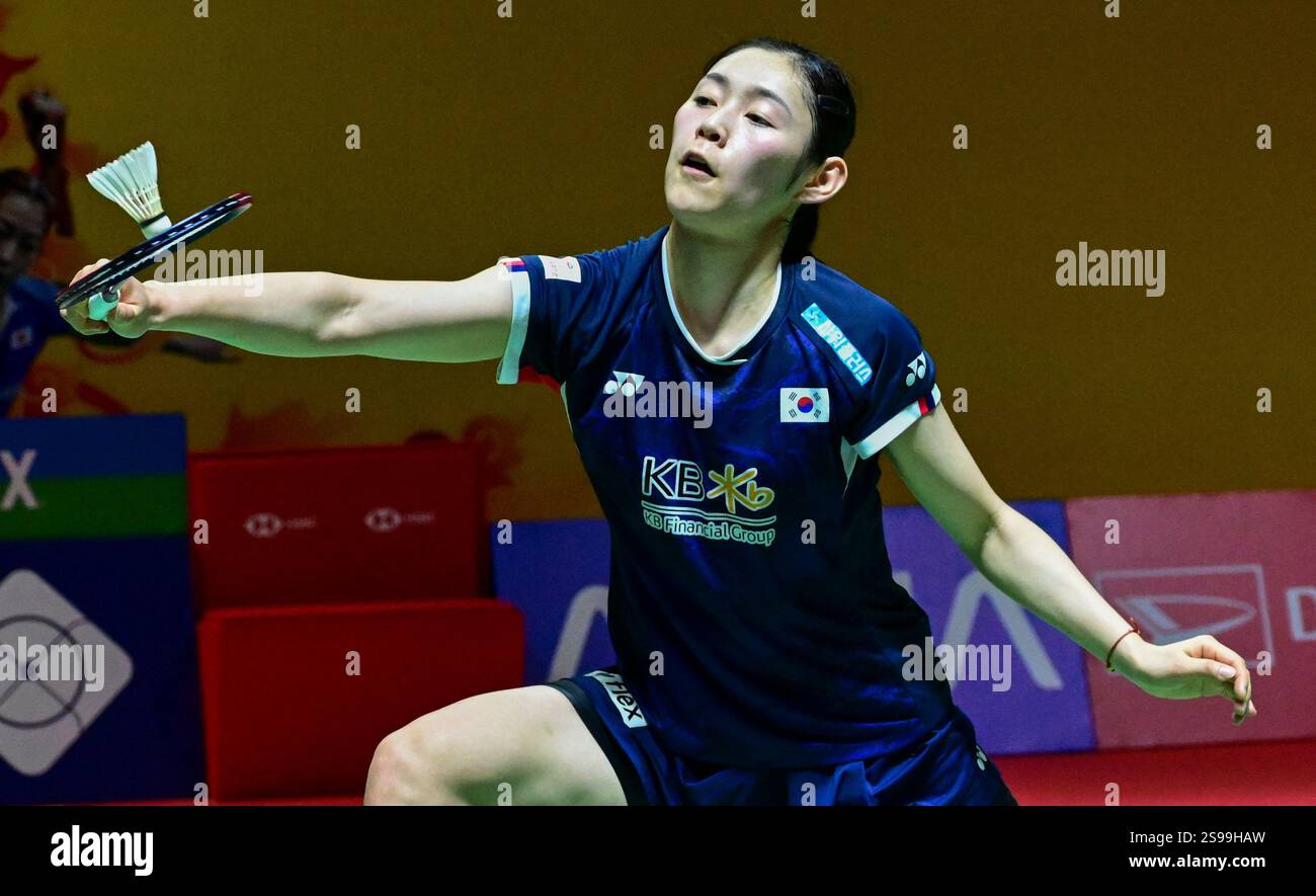 (250125) -- JAKARTA, Jan. 25, 2025 (Xinhua) -- Sim Yu Jin hits a return ...
