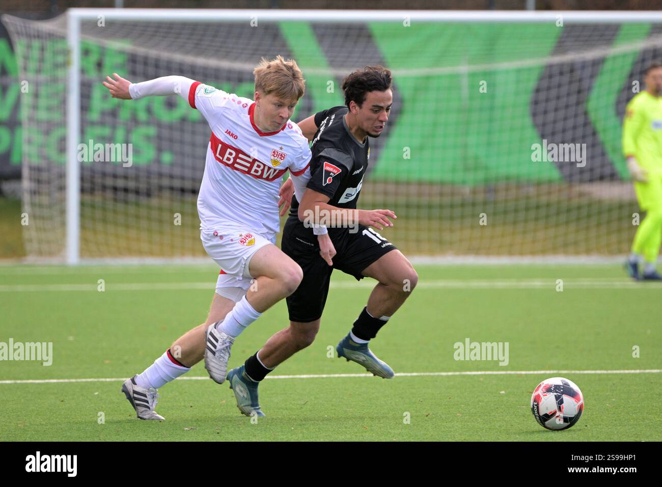 Ammey Moutassime (TSG Balingen, #18) im Zweikampf mit Julian Luers (VfB ...
