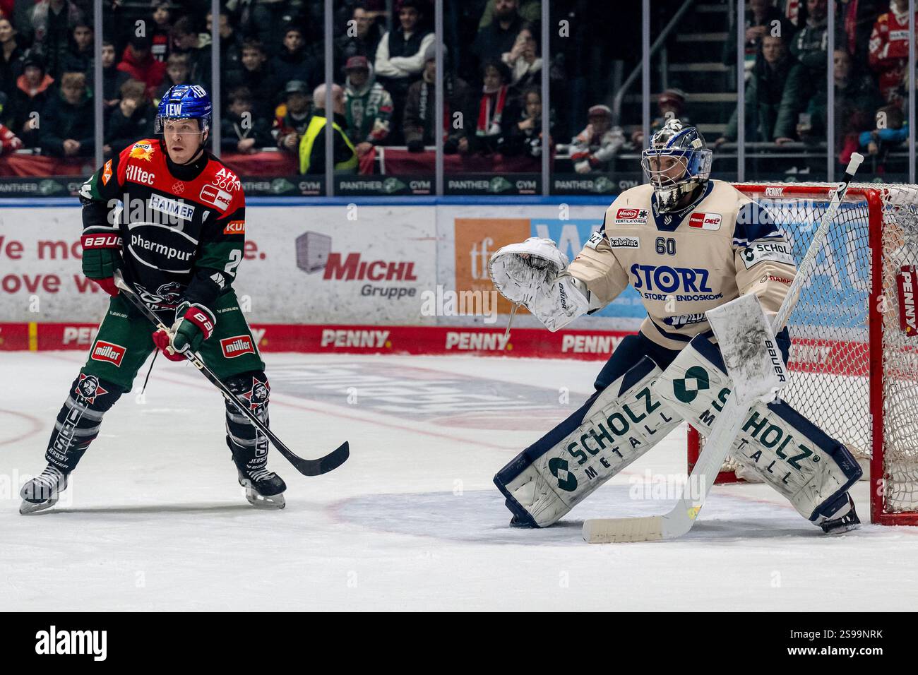 T.J. Trevelyan (Augsburger Panther, #24) vor Joacim Eriksson (Torwart ...
