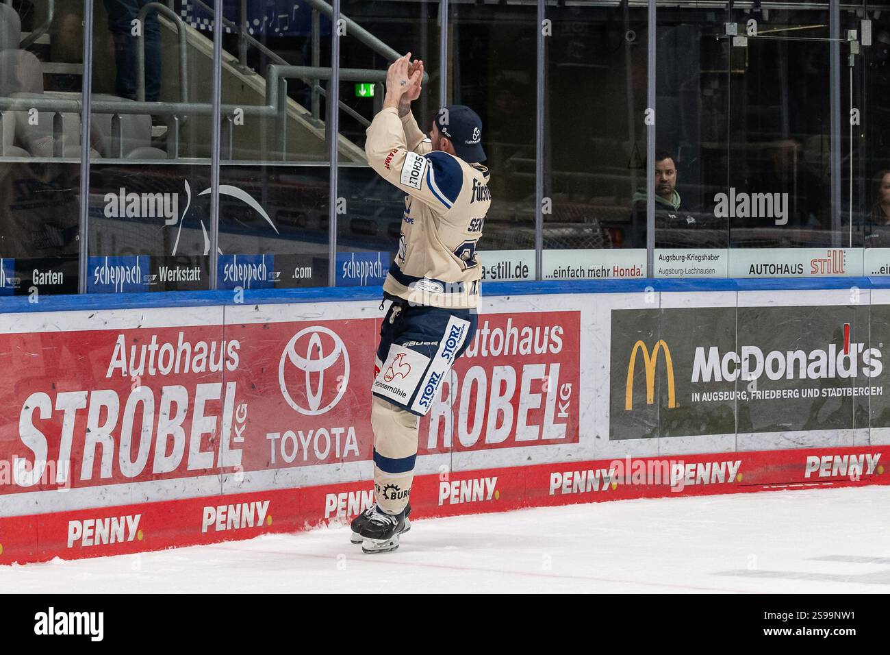 Zach Senyshyn (Schwenninger Wild Wings, #89) bedankt sich bei den ...