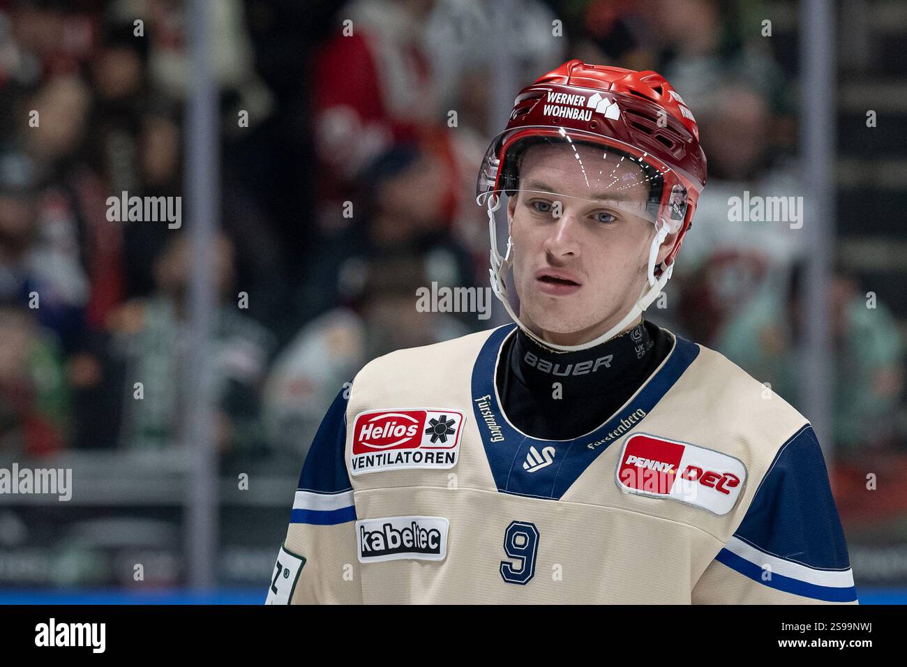Philip Feist (Schwenninger Wild Wings, #9) / Portrait / Portraet. GER, Augsburger Panther vs ...