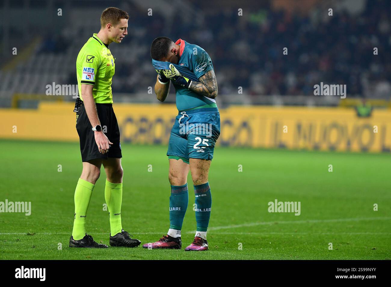 Kevin Bonacina referee and Elia Caprile of Cagliari Calcio during Serie ...
