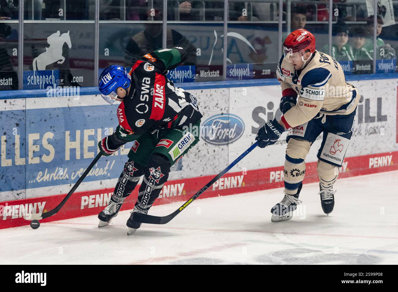 Kampf um den Puck / Zweikampf zwischen Nolan Zajac (Augsburger Panther ...