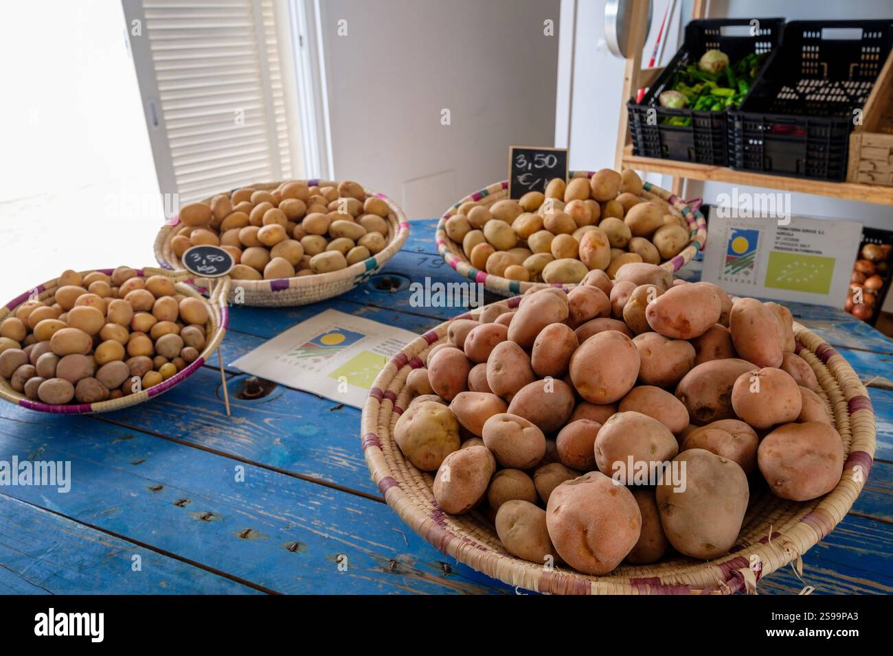 sale of native fruits and vegetables, Mercat Pagès, Center Artesà ...