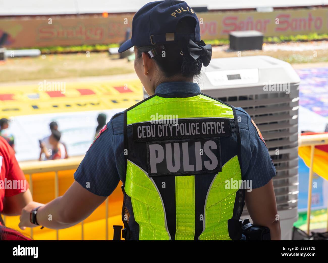 Female police staff in Cebu, Philippines Stock Photo - Alamy