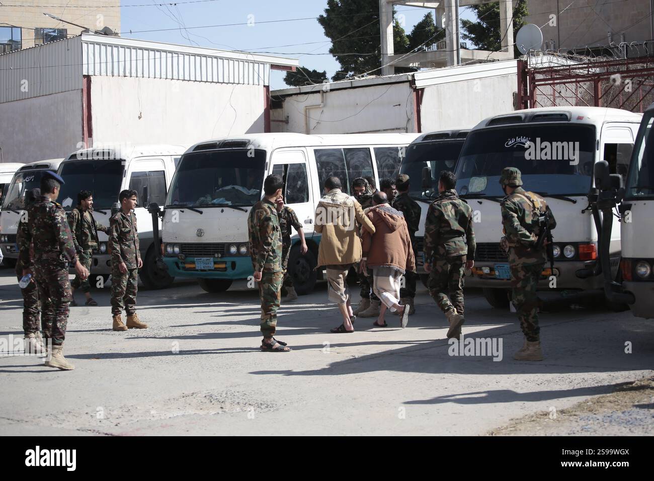 25 January 2025, Yemen, Sanaa: Yemeni prisoners surrounded by Houthi ...