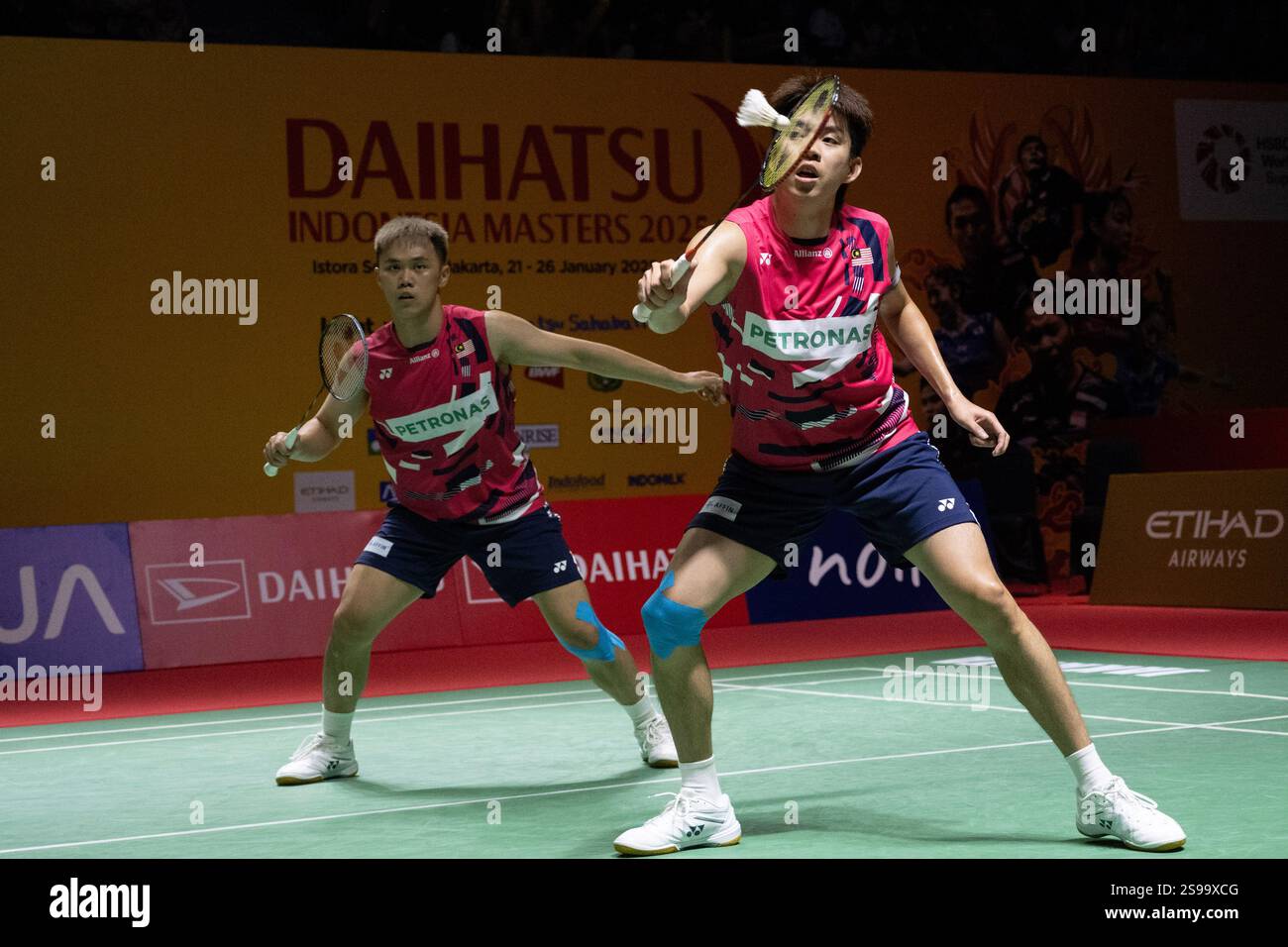 (250125) -- JAKARTA, Jan. 25, 2025 (Xinhua) -- Man Wei Chong (R)/Tee Kai Wun compete during the ...