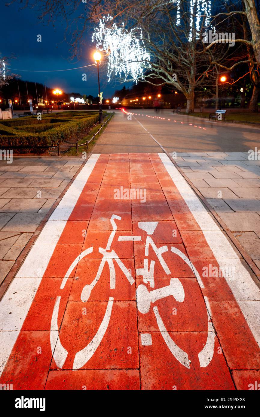 Cycling traffic lights night hi-res stock photography and images - Alamy
